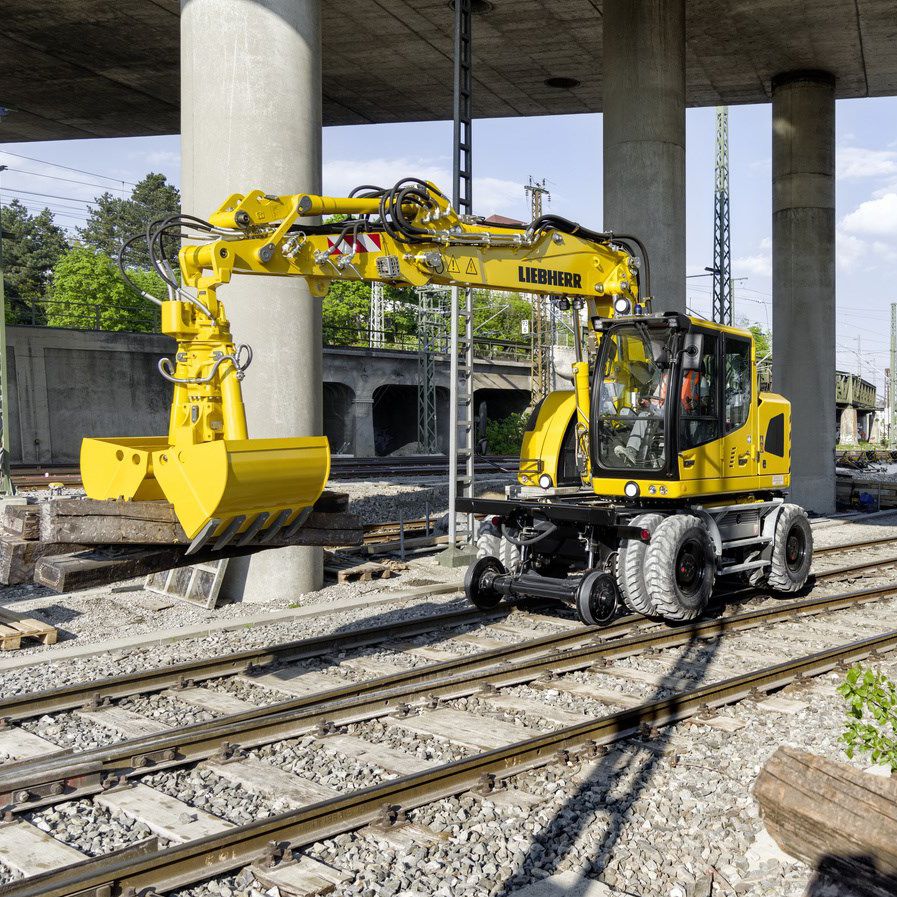 Mittelgroßer Bagger - A 922 RAIL LITRONIC - Liebherr - mit Gummireifen ...