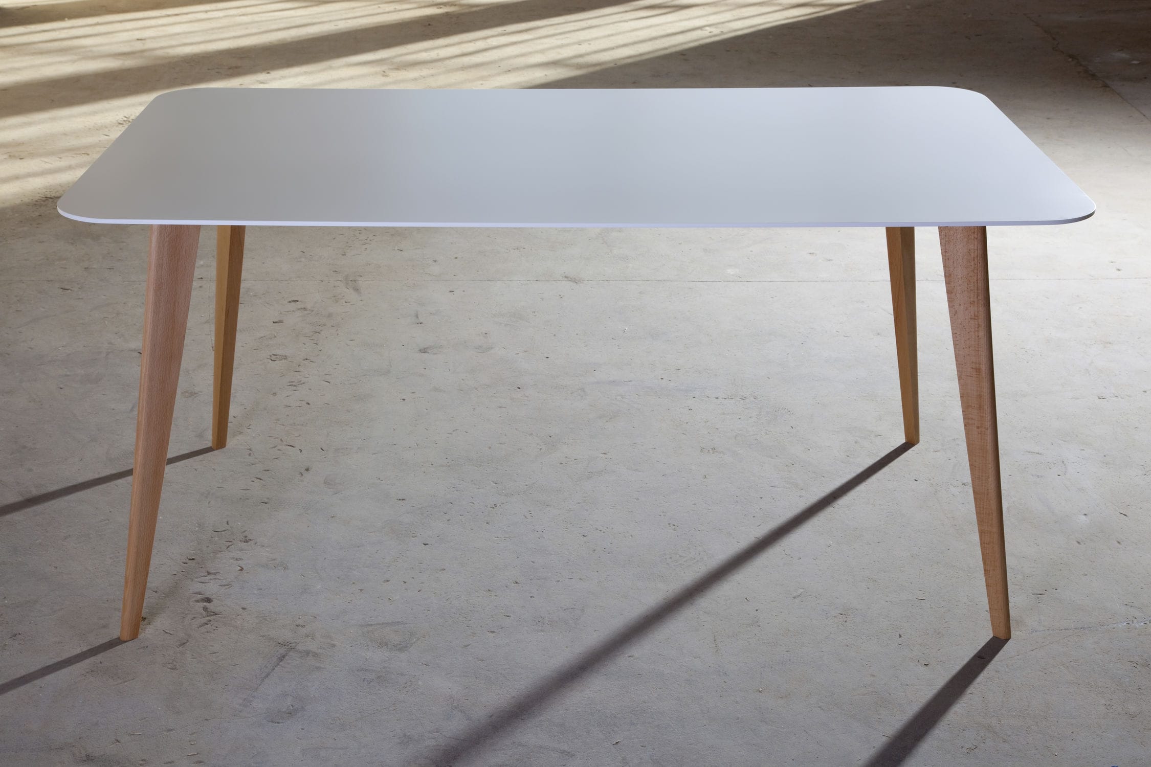 Moderner Tisch - EASY - AMOS DESIGN - aus Corian® / mit Fußgestell aus ...