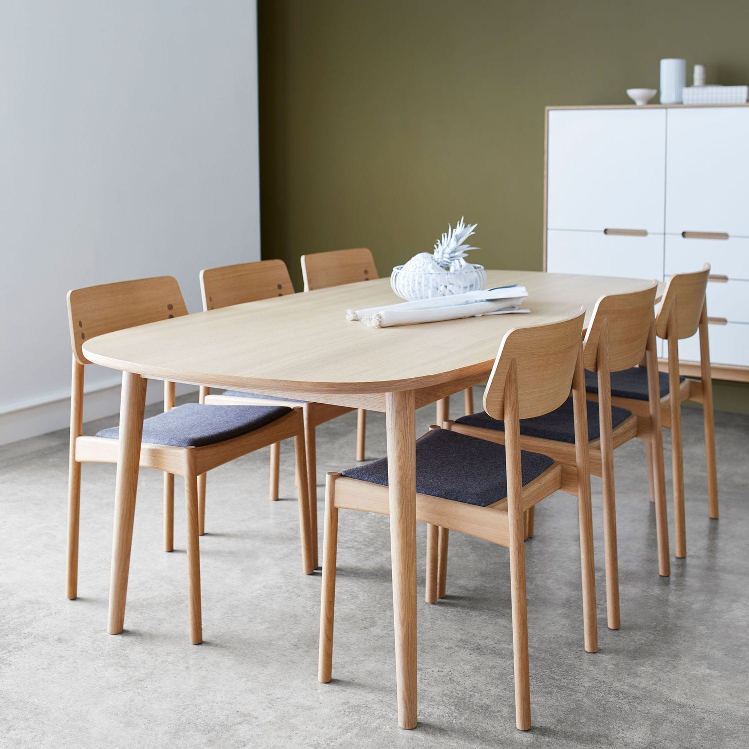 Moderner Esstisch - BOW - PBJ Design House - Eiche / Nussbaum / oval