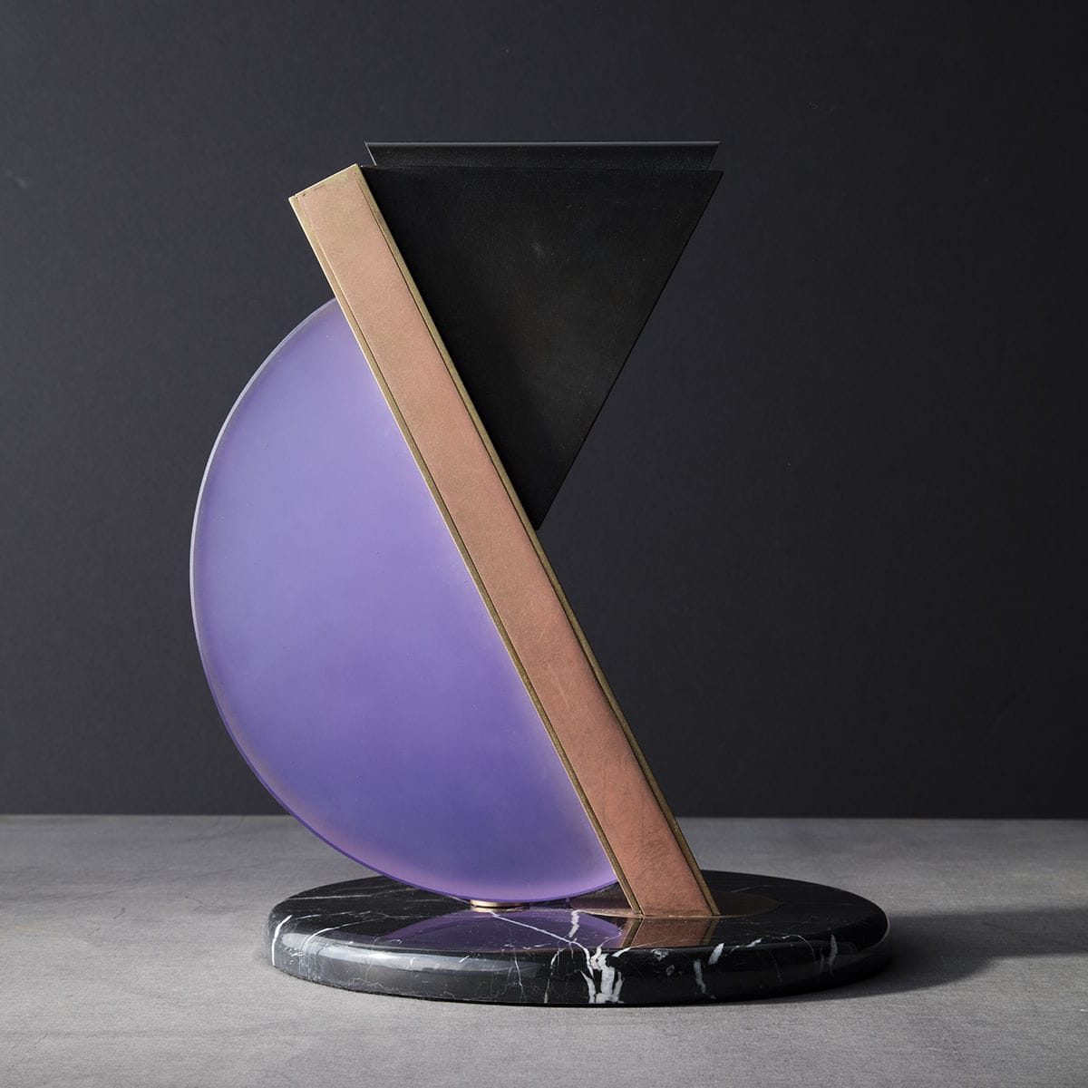 Bodenlampe - REMAINS - KIN & COMPANY - Stahl / Glas / Marmor