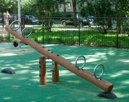 Wippe / 4 Plätze - 13085 - Lars Laj - Holz / Gummi / Edelstahl