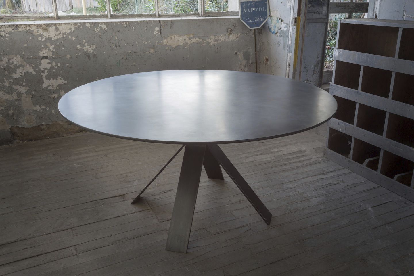 Moderner Esstisch - VITTORIA - TRISS - Stahl / Keramik / Beton
