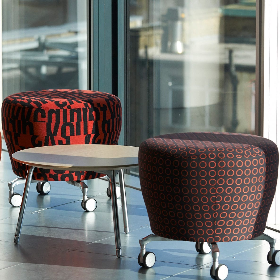 Moderner Hocker - POINT - Orange Box - Stoff / Polster / mit Rollen