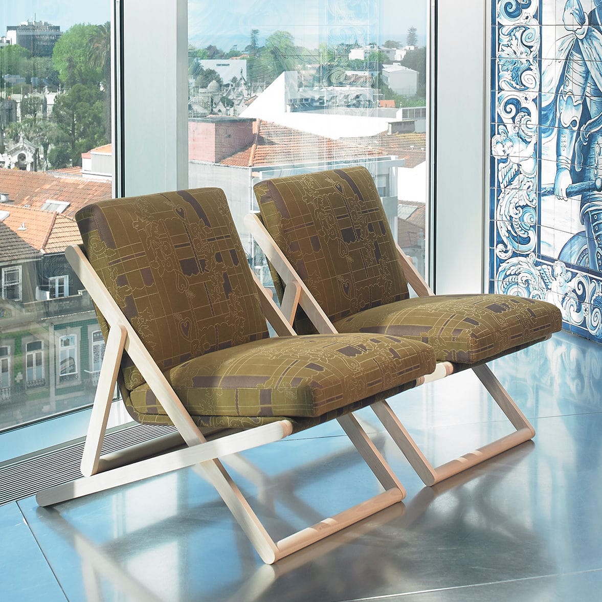 Moderner Kaminsessel - YOLO - Orange Box - Stoff / Massivholz / grau