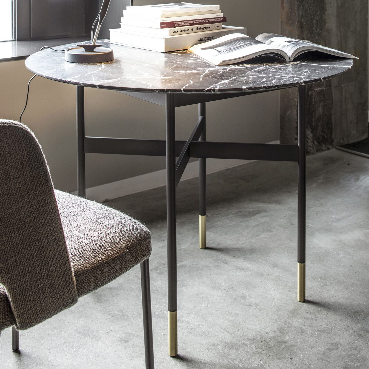 Moderner Tisch - HARRI - more - Massivholz / Messing / Marmor