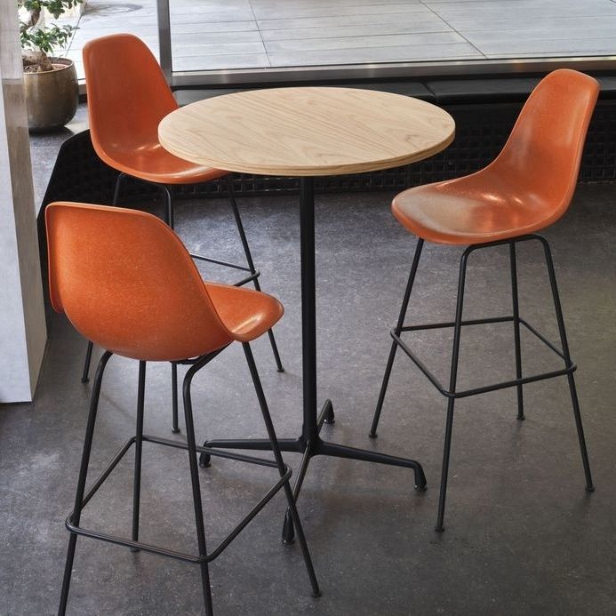 Moderner Stehtisch - vitra - Holz / Gestell aus verchromtem Metall / rund