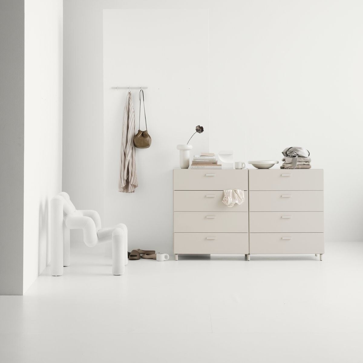 Hohe Kommode - Relief - STRING FURNITURE - modern / Esche / lackiertes MDF