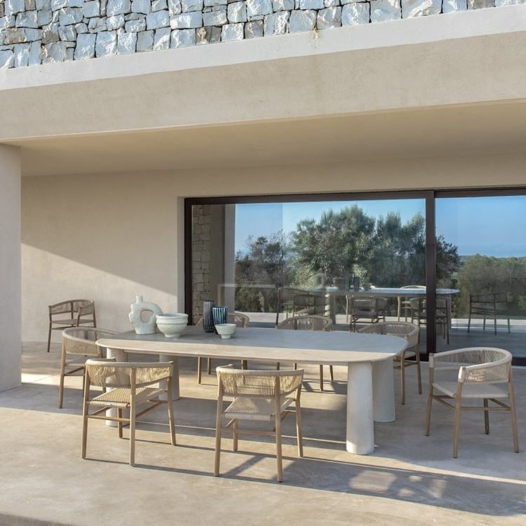 Moderner Esstisch - Bold - Ethimo - Beton / Gestell aus Beton / oval