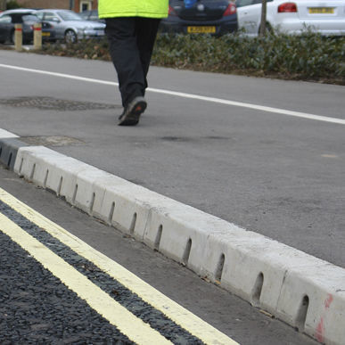 Bordstein-Randstein - Splay KerbDrain D - ACO Building Drainage ...