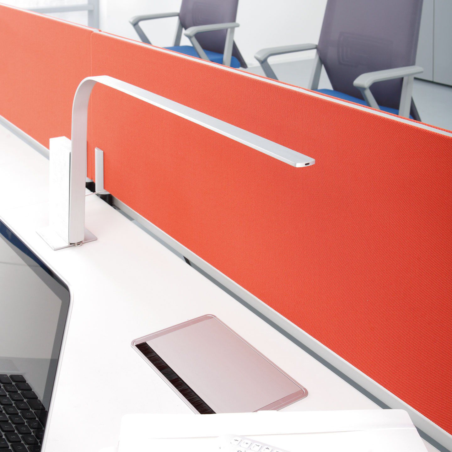 Tisch-Bürotrennwand - UNIVERSAL - Haworth Europe - Glas / Laminat ...