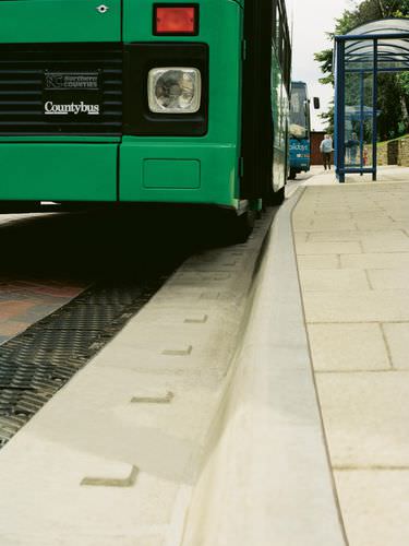 Bordstein-Randstein - BUS STOP - Marshalls plc - Beton / linear